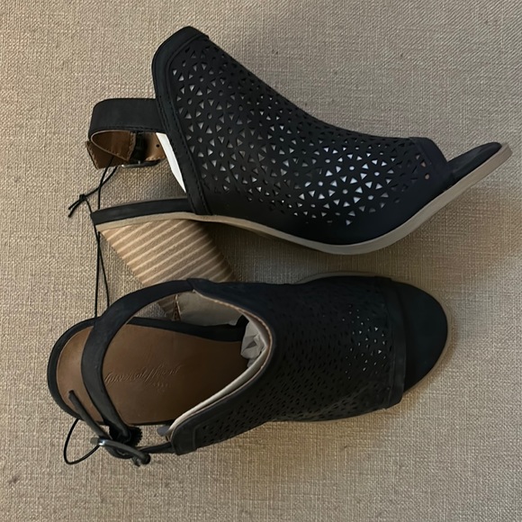 Universal Thread | Shoes | Universal Thread Sandals Sz 7 | Poshmark